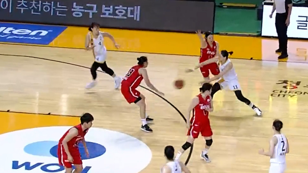 다음스포츠 | 물오른 KB스타즈, 상대 허를 찌르는 킬러패스 / 1Q