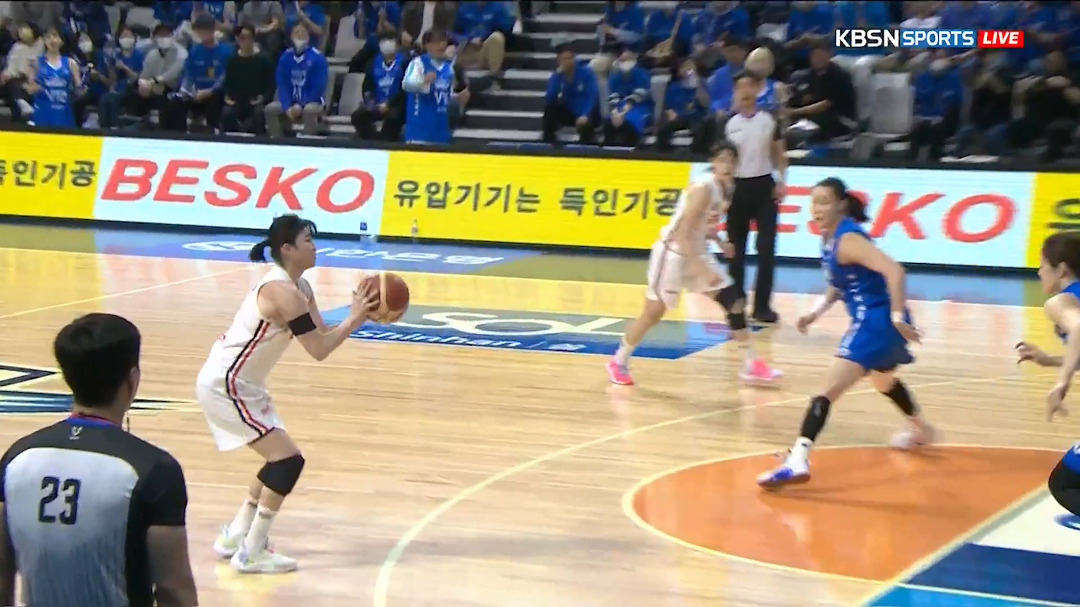 다음스포츠 | '번뜩이는 3점!' 점수차이를 계속해서 좁혀가는 BNK썸 / 3Q