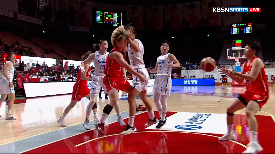 다음스포츠 | 'BNK 썸 1점 차로 역전' 치열한 공방 속에 실책과 점수를 주고받은 양 팀 / 2Q