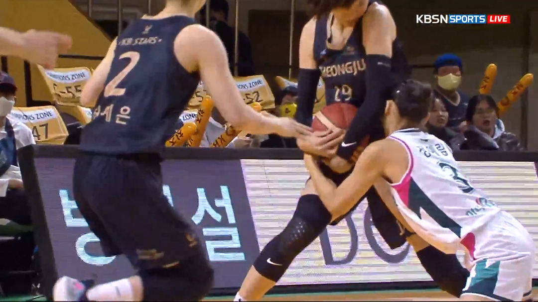 다음스포츠 | '넘사벽!' 압도적인 박지수의 피지컬에 제압당하는 정예림 / 1Q