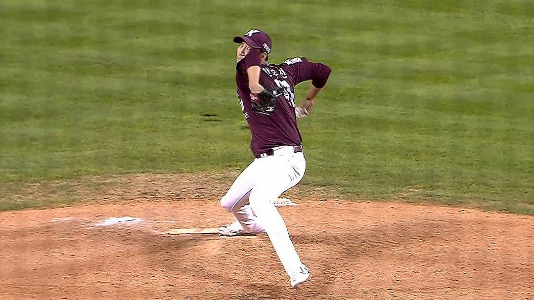 '159.6km' 안우진, 구속 끌어올리며 만루 위기 삭제 / 8회말 | 다음스포츠