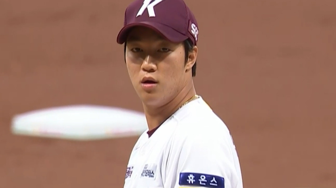 다음스포츠 | '최고 155km' 안우진, 2K 포함 삼자범퇴 이닝 / 1회초