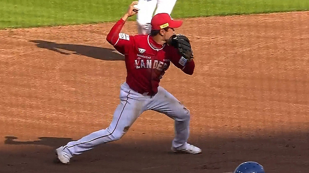 다음스포츠 | 야수 실책으로 실점을 허용하는 SSG / 1회말