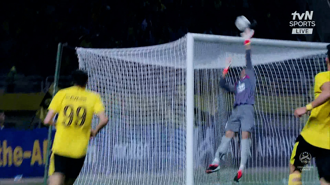 다음스포츠 | '194cm 효과' 침착하게 선방하는 니아즈만드 GK / 후반 27분
