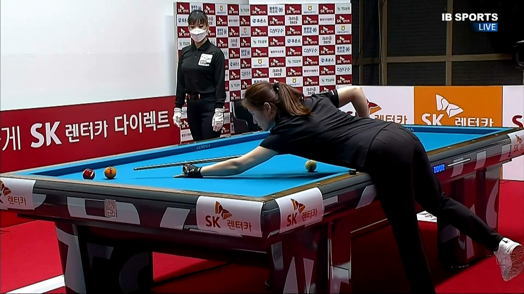 다음스포츠 | 집중력을 발휘해 4연속 득점으로 역전승을 거두며 3세트로 끌고 가는 윤경남[SK렌터카 LPBA 월드챔피언십]