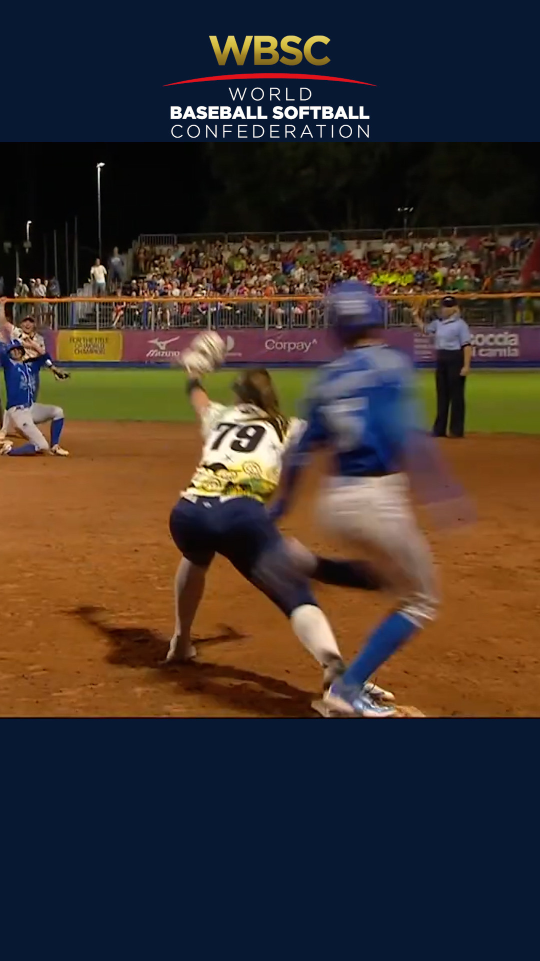 아슬아슬한 수비를 만들어낸 호주 여자 소프트볼 국가대표팀! #WBSC #세계야구소프트볼연맹 #여자소프트볼월드컵 - 오늘의 숏 beta