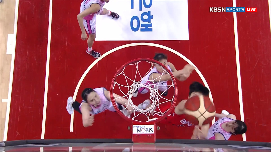 다음스포츠 | '집념의 리바운드' 3:1 싸움을 이겨내고 앤드원까지 만들어내는 진안 / 3Q