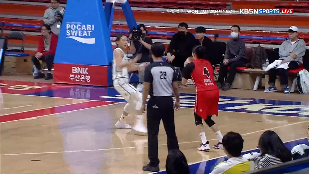 다음스포츠 | '분위기 반전 성공!' 추격의 불씨를 살리는 BNK 썸 / 3Q