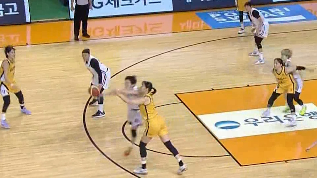 '예리한 집중력' 진 안의 가로채기로 첫 득점을 가져가는 BNK 썸 / 1Q | 다음스포츠