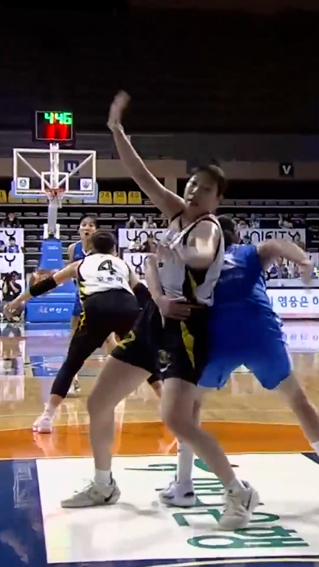 이 팔이 누구 팔이여? #WKBL #한엄지 - 오늘의 숏 beta