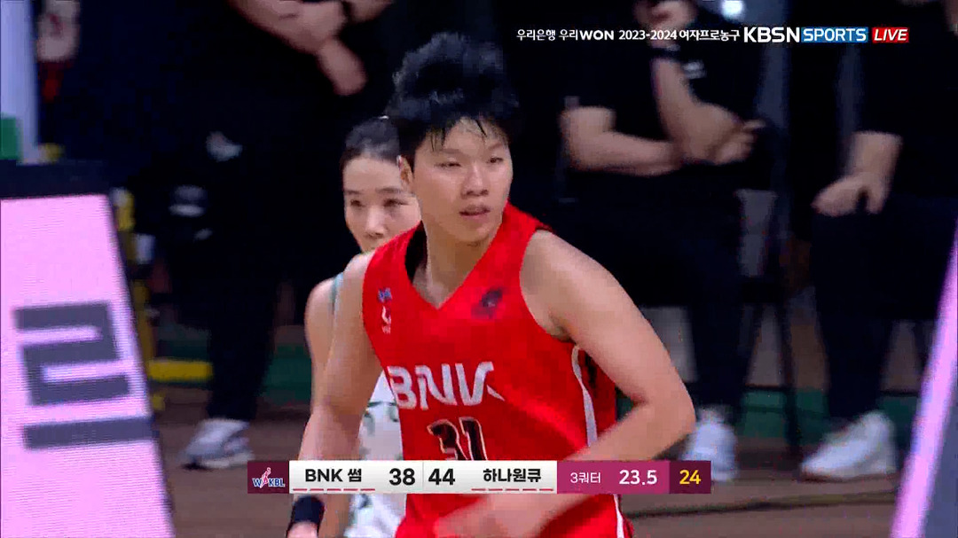 다음스포츠 | 야금야금 따라가는 BNK 썸, 영리한 움직임으로 득점 만드는 진안 / 3Q