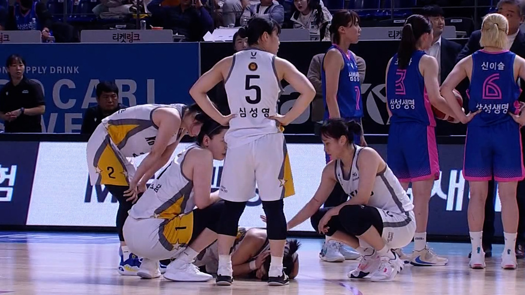 다음스포츠 | '위기의 KB스타즈 ' 박지수에 이어 부상으로 퇴장하는 강이슬 / 4Q