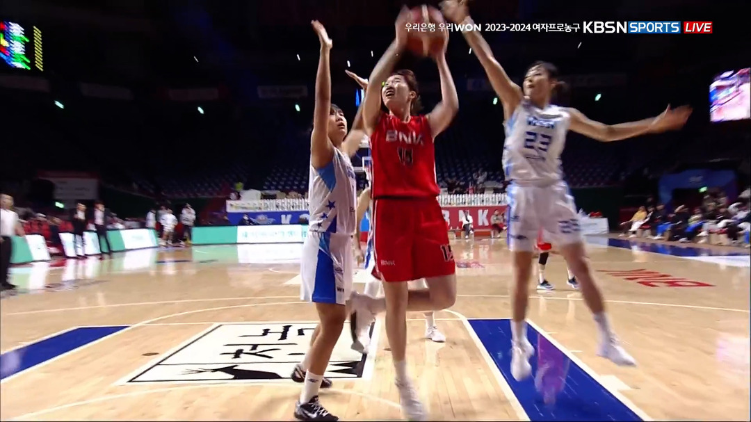 다음스포츠 | '해설진도 감탄!' 자신감이 느껴지는 박성진의 골밑 득점 / 2Q