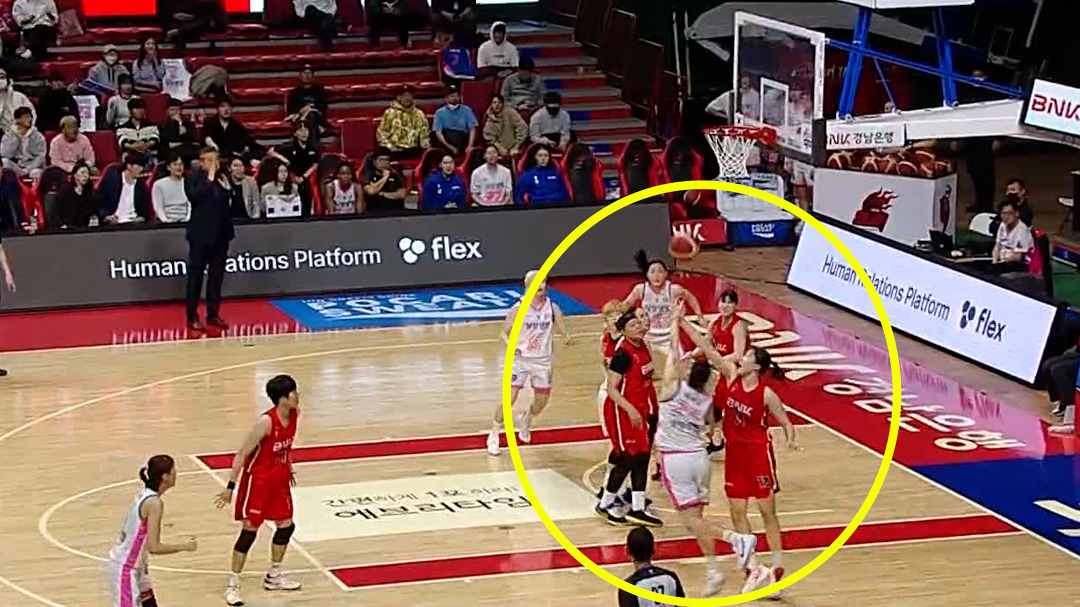 다음스포츠 | '왼손에 깃든 행운' 집념이 만들어 낸 배혜윤의 득점 / 2Q