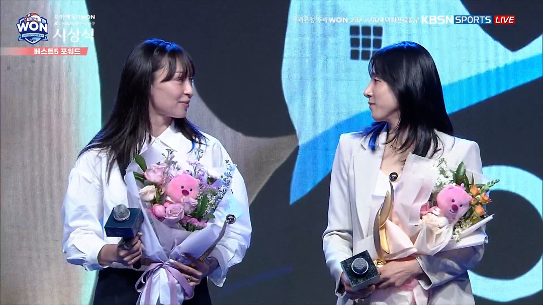 다음스포츠 | [2023-24 WKBL 정규리그 시상식] '베스트5 포워드' 우리은행 김단비, 신한은행 김소니아