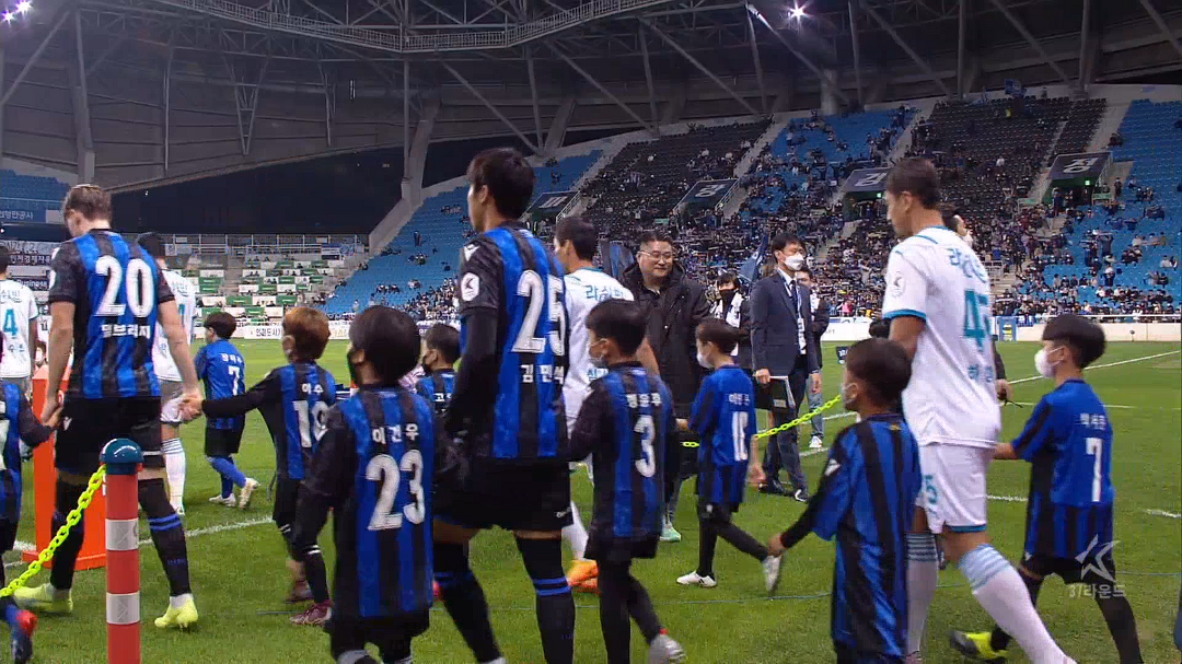 다음스포츠 | 37R 인천 유나이티드 vs 포항 스틸러스, 선수 입장 및 소개