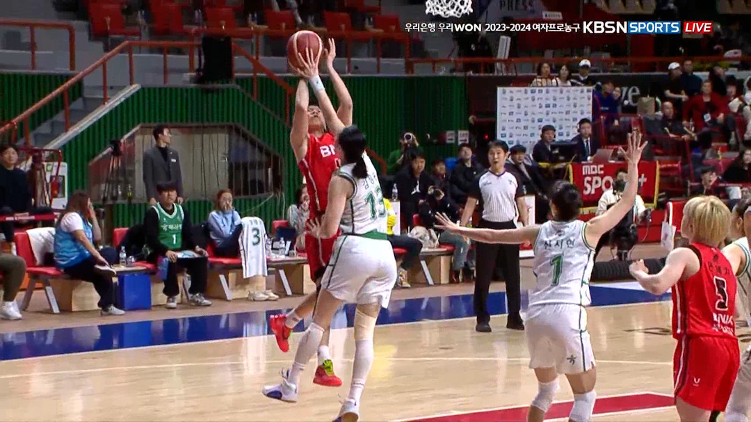 다음스포츠 | '블락의 신' 골 밑을 완벽하게 틀어막는 김정은 / 4Q