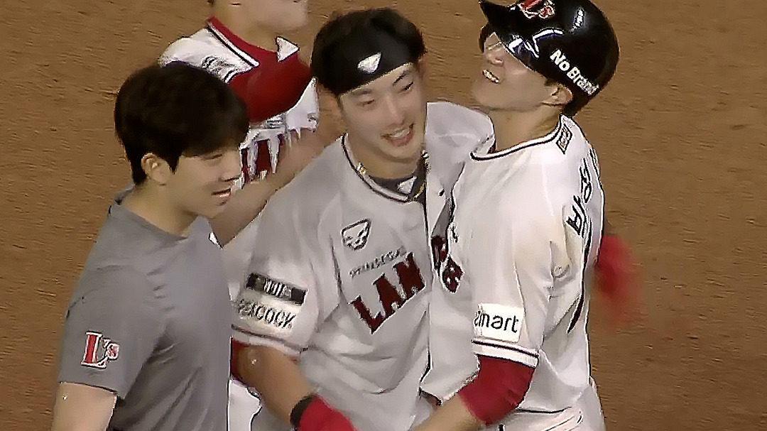 다음스포츠 | 초구 끝내기 사구로 승리를 가져가는 SSG / 9회말