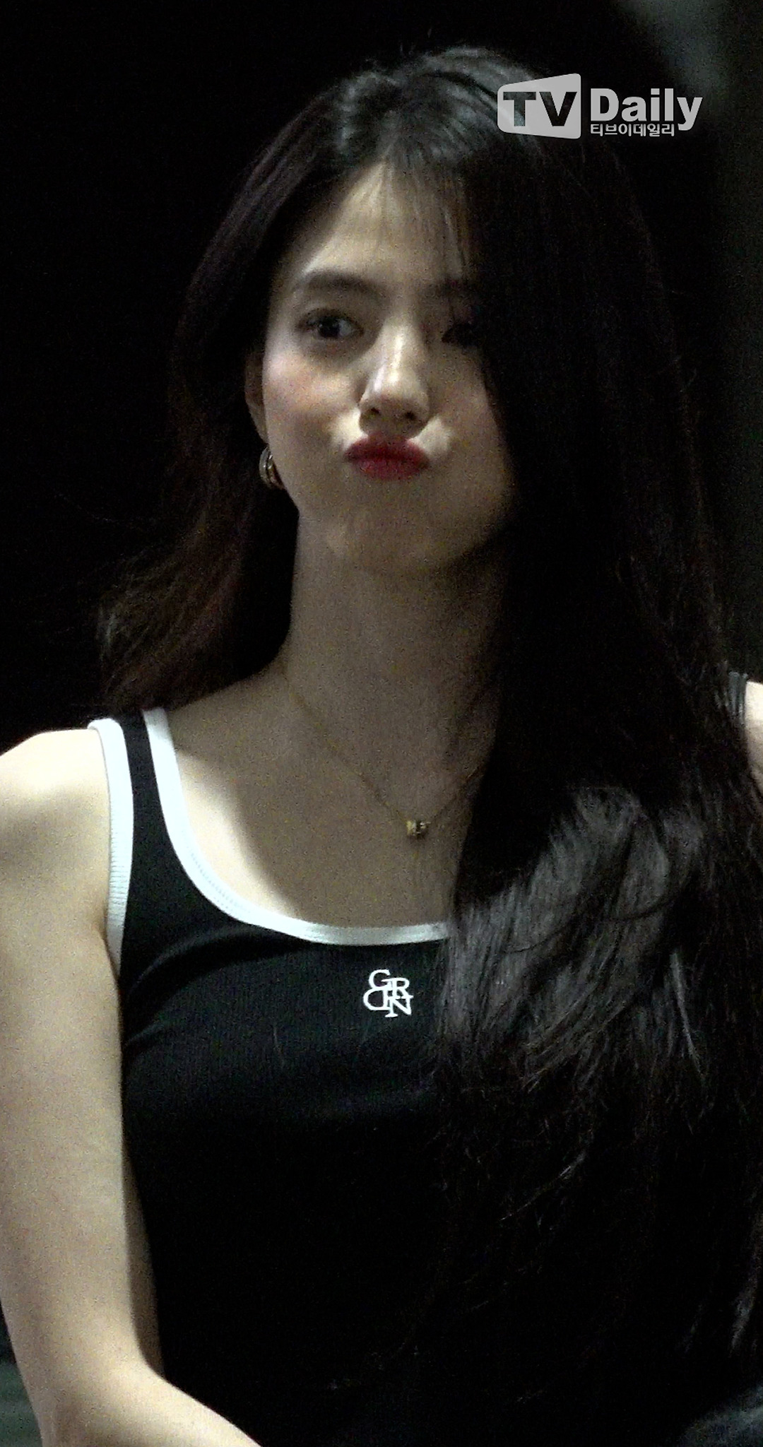 머리를 쓸어넘기는 모습조차 폭룡적인 #한소희 #hansohee #공항패션 #출국 #shorts - 다음 루프