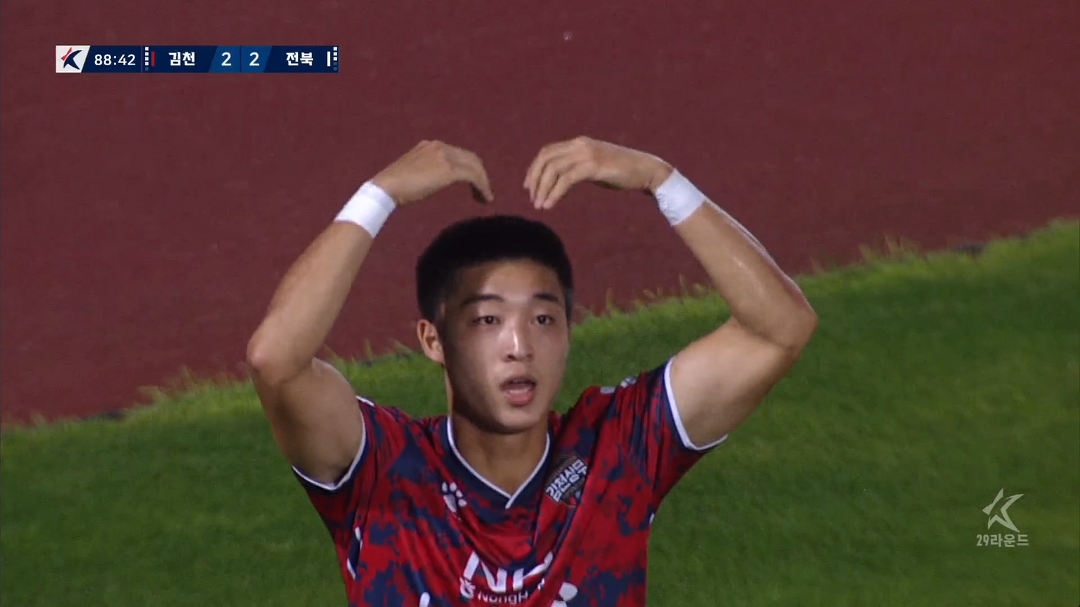 다음스포츠 | '내 몸에서 나가 네이마르!' 완벽한 볼 컨트롤로 동점골을 터트린 김준범 / 후반 43분