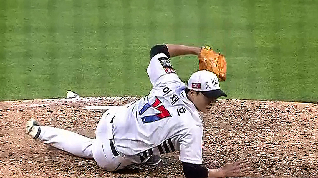 다음스포츠 | 투구하다 발목을 접질리는 이채호 / 8회초