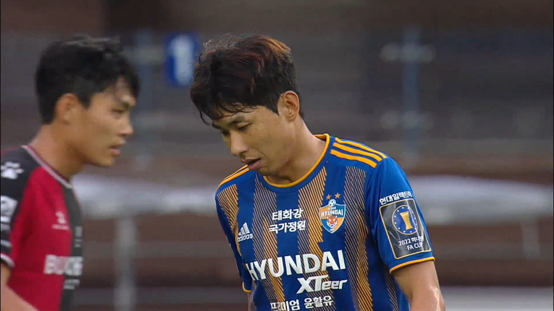 '수비를 뚫는 드리블' 하지만 슈팅을 제대로 하지 못해 아쉬워하는 윤일록 / 전반 7분 | 다음스포츠