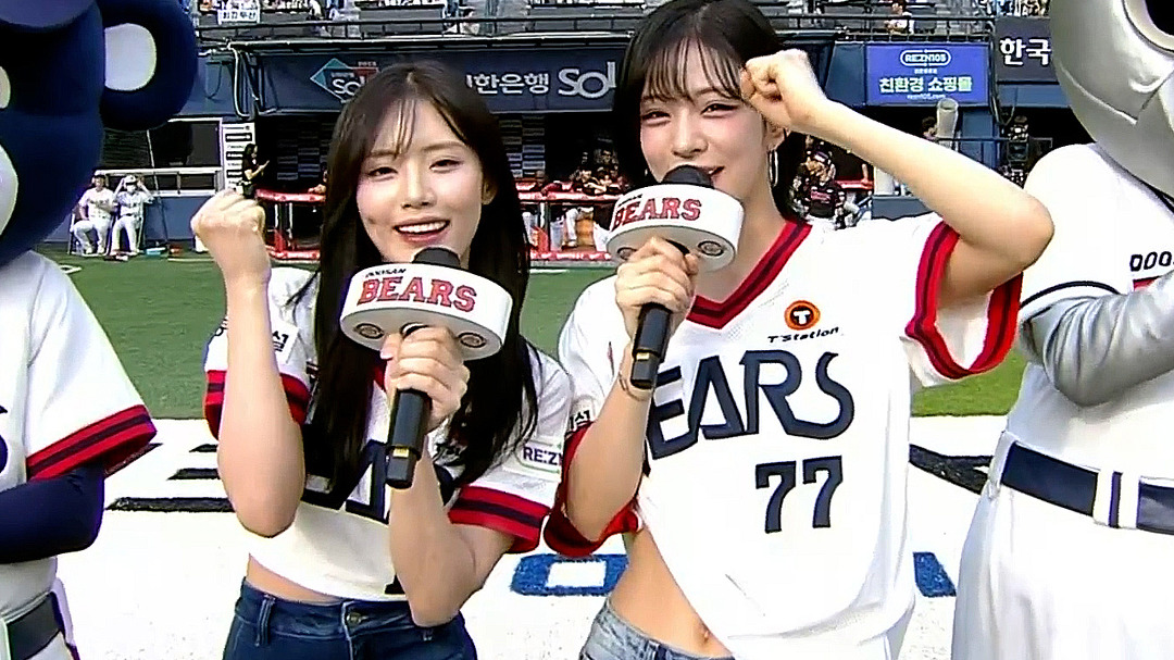 다음스포츠 | '프로미스나인' 이채영-박지원, 승리 기원 시구 행사