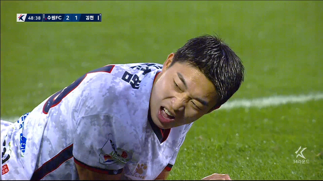 다음스포츠 | '골문 앞 찬스' 몸을 날려 봤지만 수비의 압박으로 제대로 슈팅하지 못한 김준범 / 후반 3분